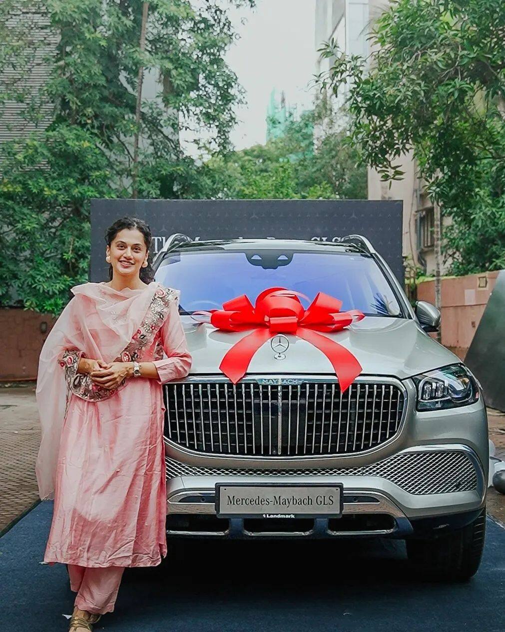 तापसी पन्नूनं घेतली आलिशान कार