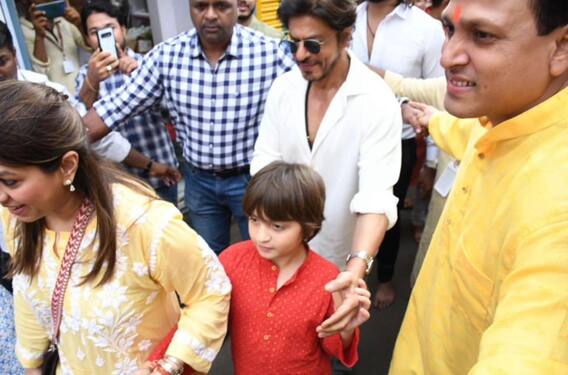 In Pics: Shah Rukh Khan Seeks Blessings At Lalbaugcha Raja With AbRam