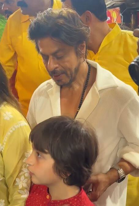 In Pics: Shah Rukh Khan Seeks Blessings At Lalbaugcha Raja With AbRam