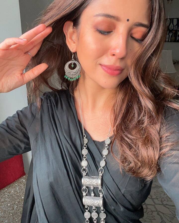 Barkha Singh Shows How To Ace A Simple Black Saree Look With Oxidised ...