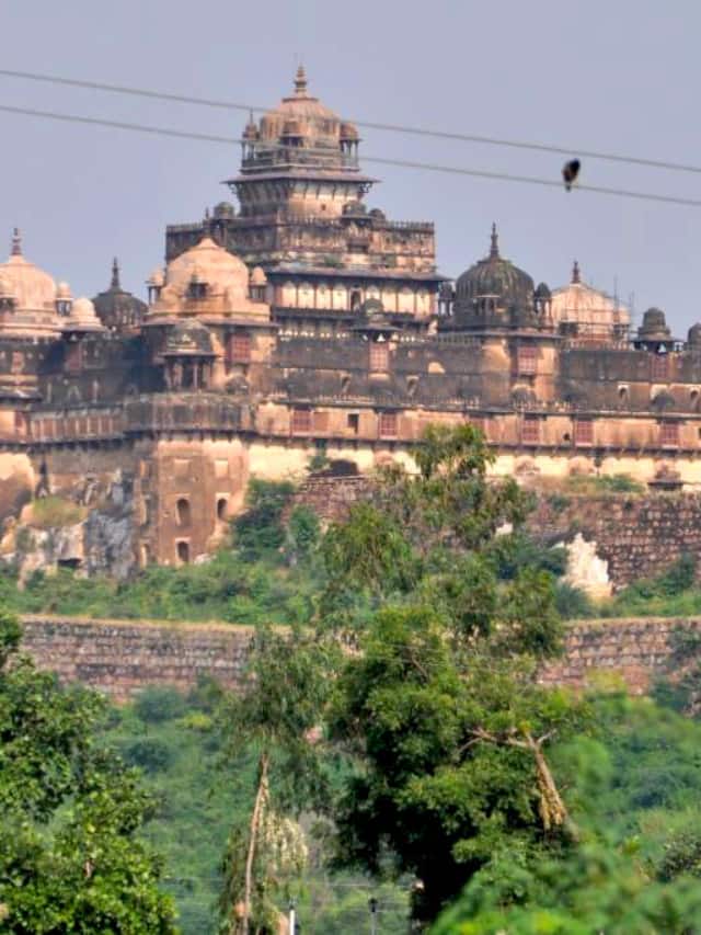 सतखंडा महल का निर्माण किस राजा ने करवाया था?