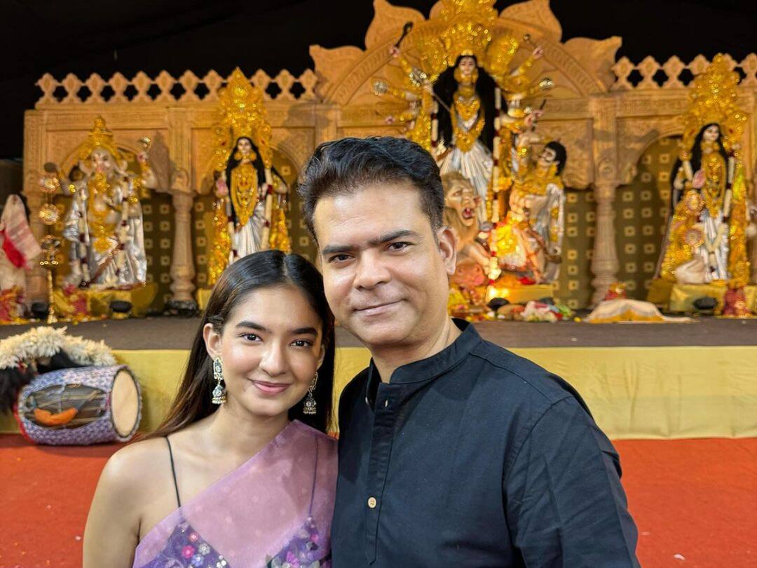 Anushka Sen Celebrates Durga Pooja 2023 With Family; Shares Pics On ...
