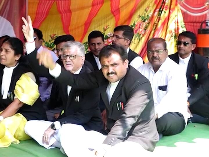 Protest by advocates for Maratha reservation in front Beed Collector ...