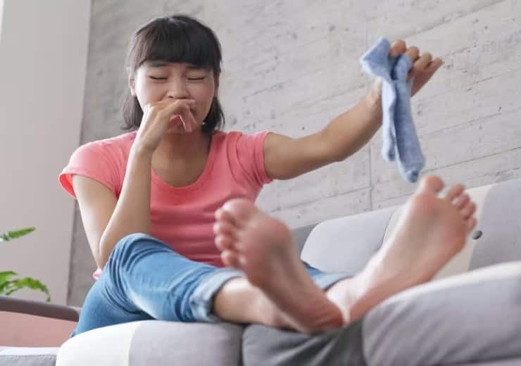 Do your feet smell bad after taking off your socks Know how to get rid ...