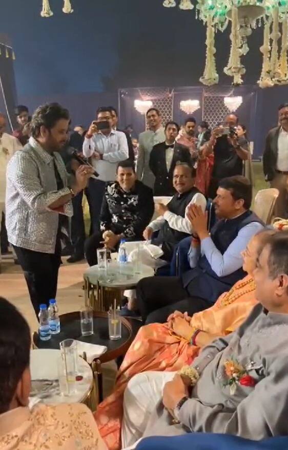 Devendra Fadnavis sing Srivalli song and Nitin Gadkari sing Tujhse Naraz Nahin song | Devendra ...