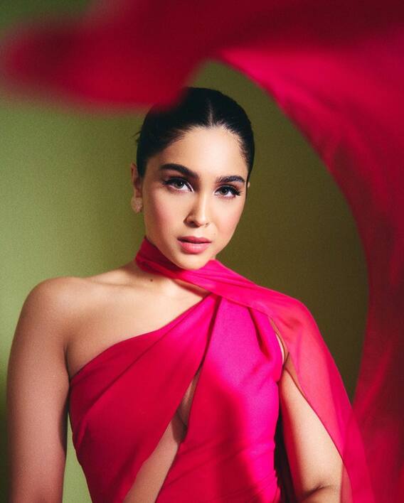 Sharwari Wagh Shared New Photos In Black And White Checks | Sharwari ...