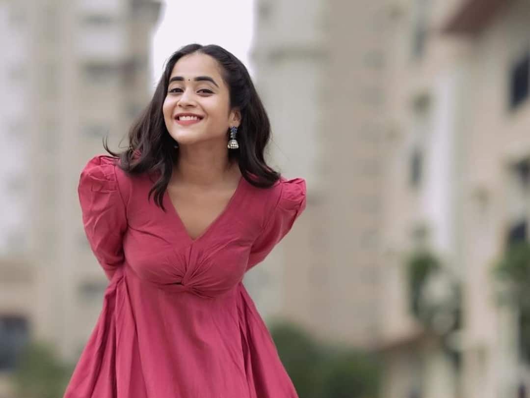 Deepthi Sunaina s latest photoshoot in a pink dress | Deepthi Sunaina ...