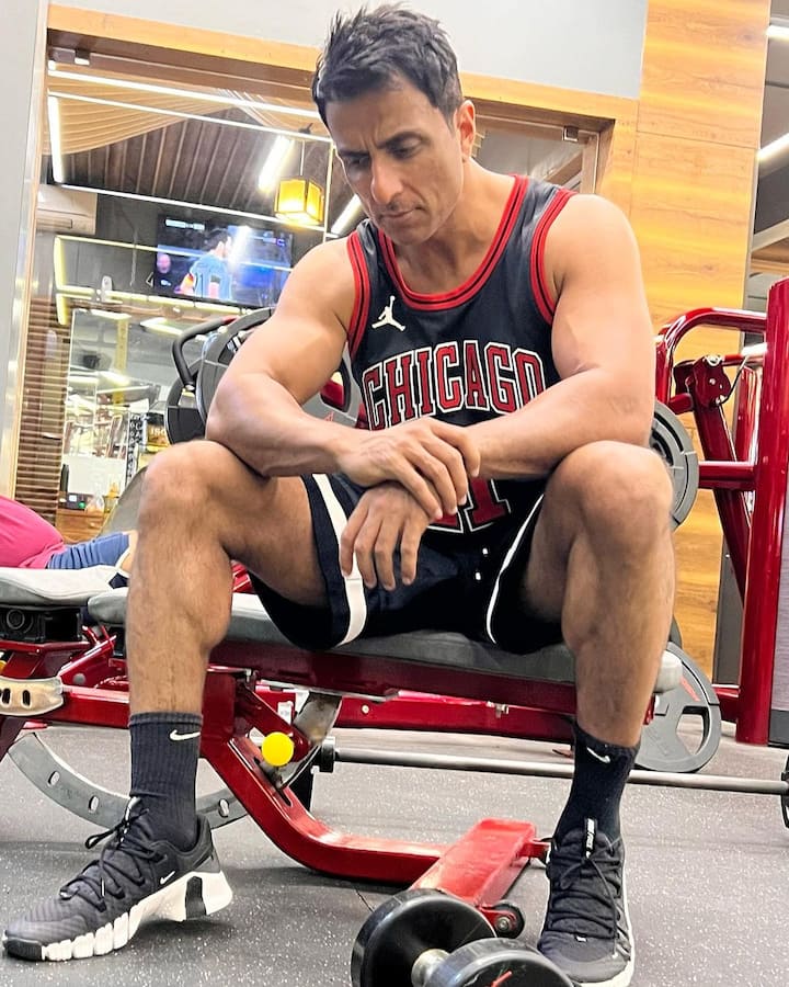 sonu sood flaunt his abs body photos goes viral actor showed Fateh look ...