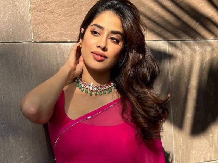 janhavi kapoor attracts eye waering pink saree take a look | PHOTO ...