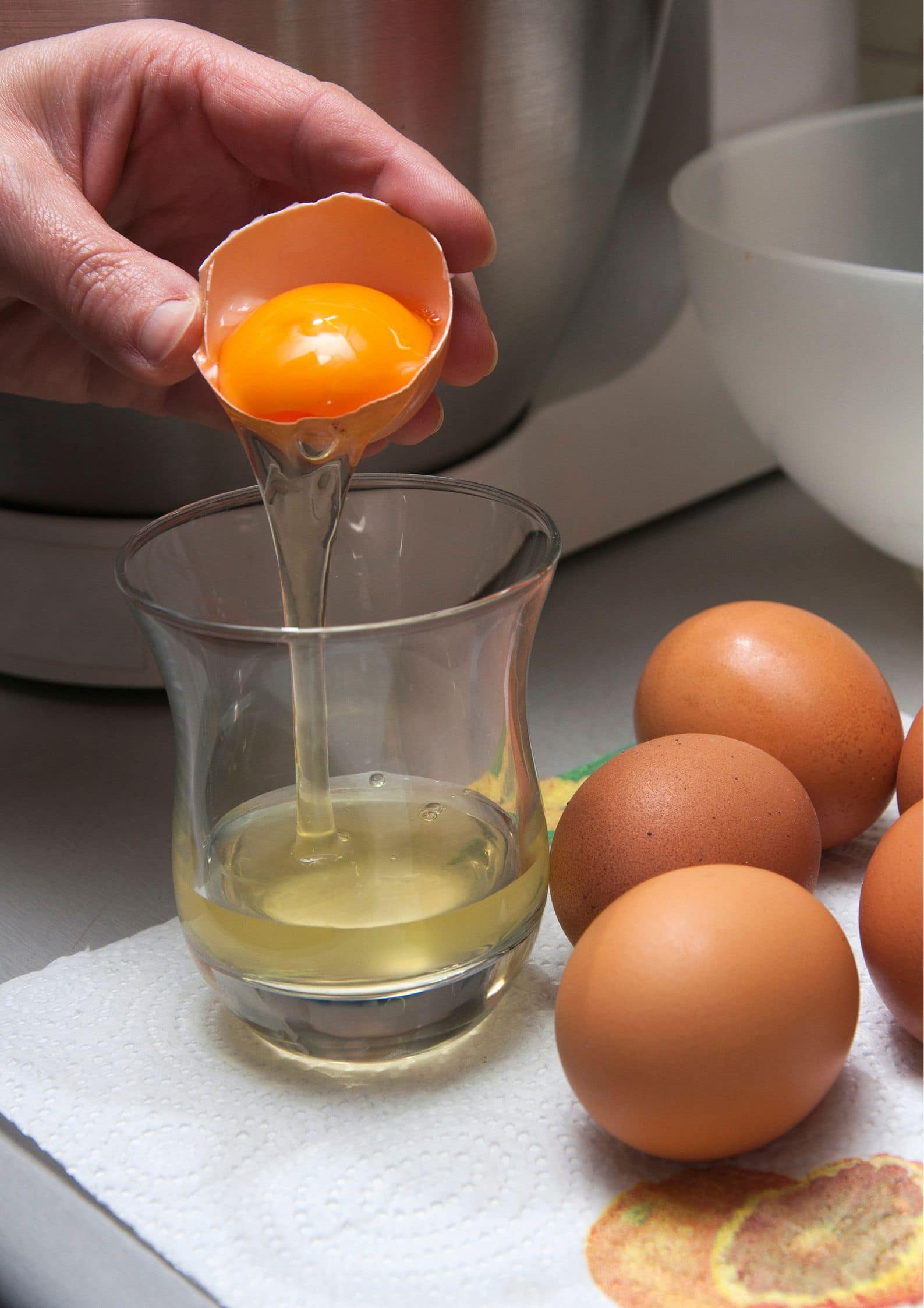 How To Perfectly Break An Egg Keeping Yolk Intact
