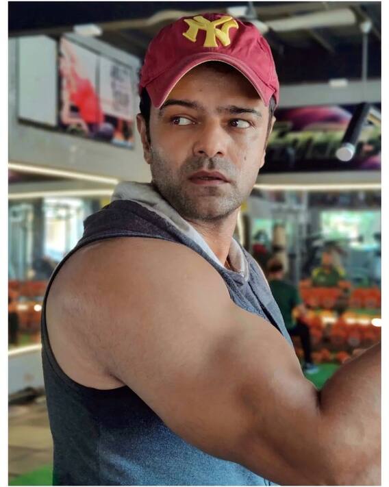 मराठमोळी अभिनेत्री सुरुची अडारकर (Suruchi Adarkar) आणि पियुष रानडे ...