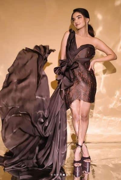 anushka sen beautiful pics she looks soo glamorous in bold dress see ...
