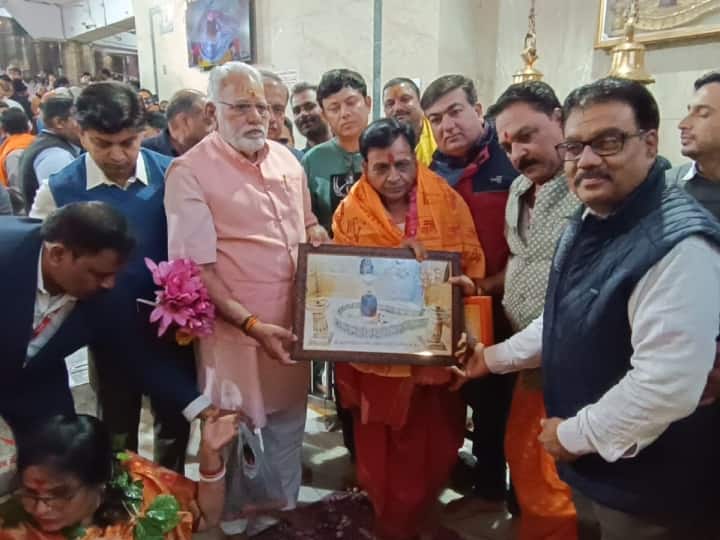 MP Deputy CM Jagdish Deora and ministers seek blessings of Lord Mahakaleshwar Jyotirlinga see ...