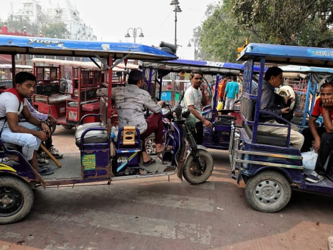 Delhi E Rickshaw Driver Dies After Drunk Police Officer Car Hits Vehicle