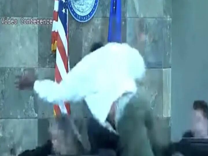 Man Jumping Over Bench Attacking Judge In Las Vegas Courtroom Video Shows | Watch Video: பிணை ...