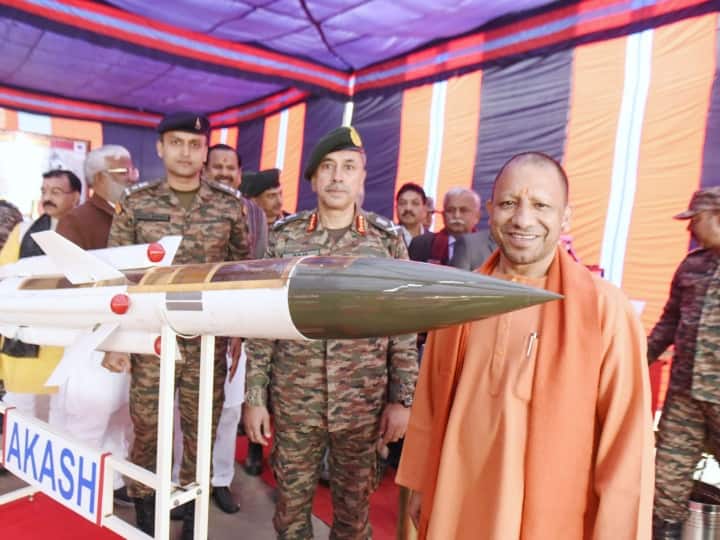 CM Yogi Adityanath attend army program Know Your Army Festival with a rifle in hand See Pictures ...