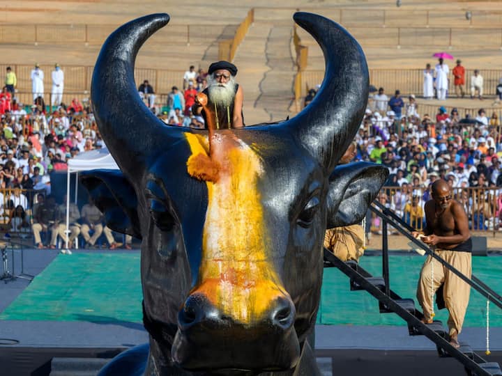 Sadhguru Consecrates 21-Foot Nandi 54-Foot Mahashula At Sadhguru Sannidhi