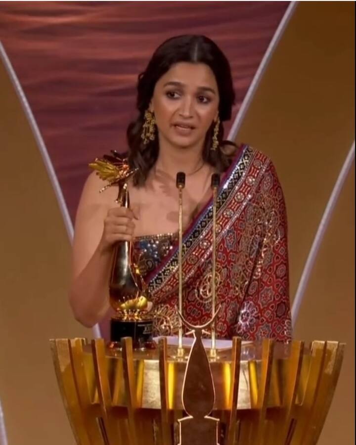 actress alia-bhatt-looks-stunnnig-in-saree-at-saudi-arabia-joy-awards ...