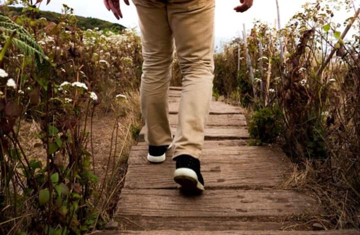 Health tips benefits of doing reverse walking | सीधा नहीं सिर्फ 15 मिनट ...