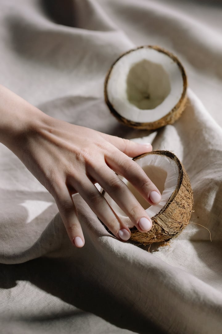 PHOTO NEWS Eating raw coconut during cold days has many benefits for ...