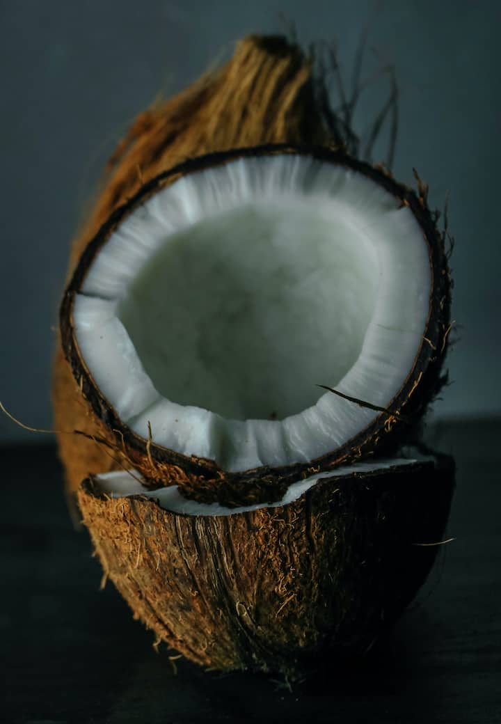 PHOTO NEWS Eating raw coconut during cold days has many benefits for ...