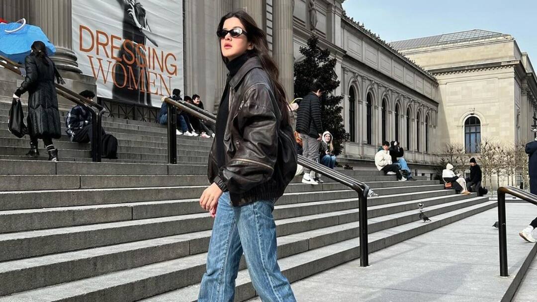 Shanaya Kapoor Walks Around New York City's Streets Sporting Chic Outfits See Pics