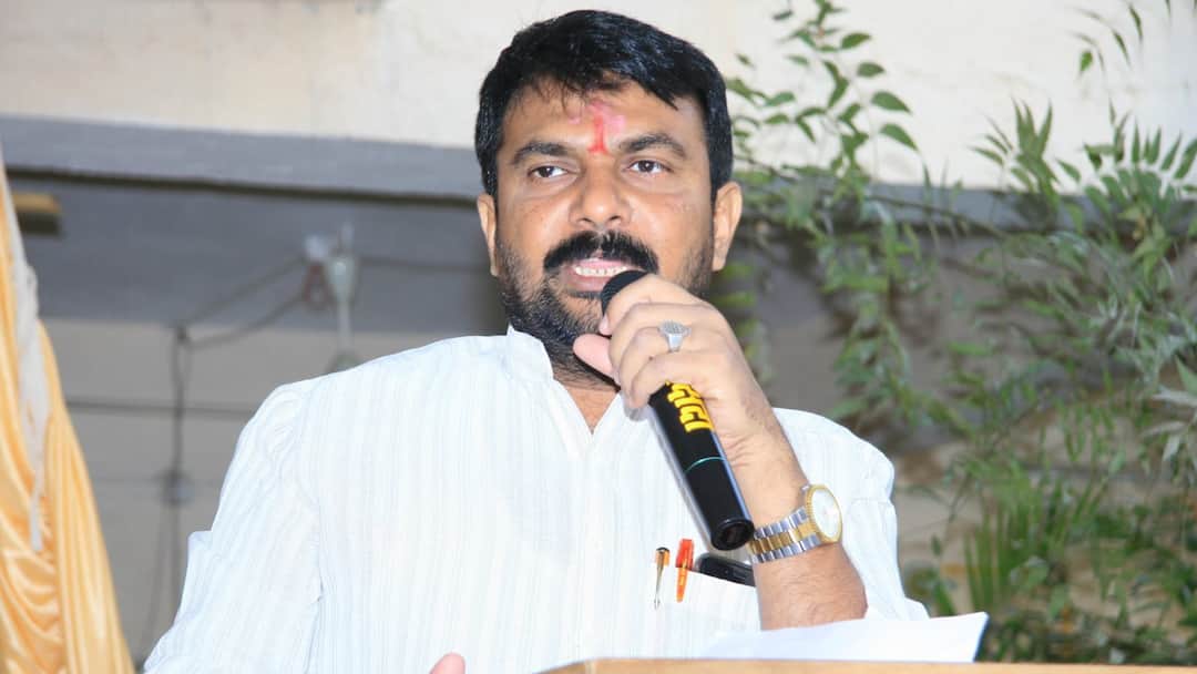 Pune news Hingoli News complaint against Hingoli Shinde group MP Hemant Patil to Pune Police ...
