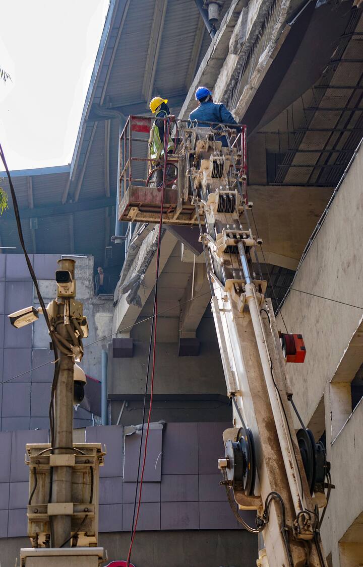 delhi Gokulpuri metro station collapsed side slab of boundary wall ...