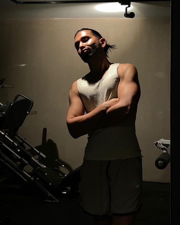 Orry Aka Orhan Awatrmani Flaunt His Perfect Body Shared Gym Inside ...