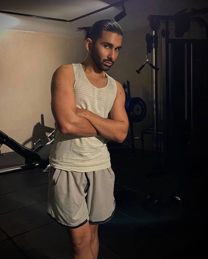 Orry Aka Orhan Awatrmani Flaunt His Perfect Body Shared Gym Inside ...
