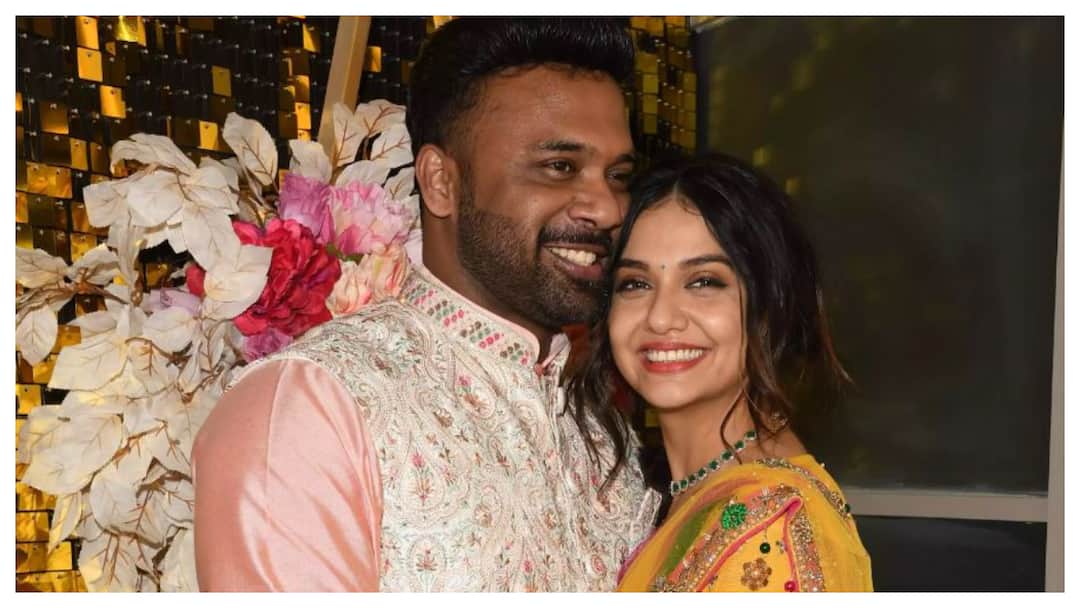 Divya Agarwal And Apurva Padgaonkar Mehendi Ceremony Photos, Wedding On ...