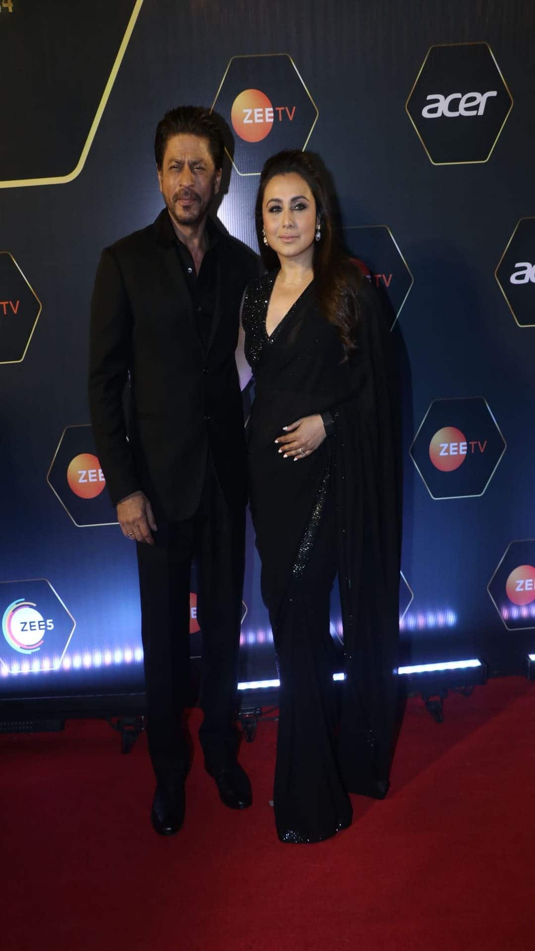 SRK-Rani Pose Together At Award Show, Fans Relive Rahul-Tina Moment