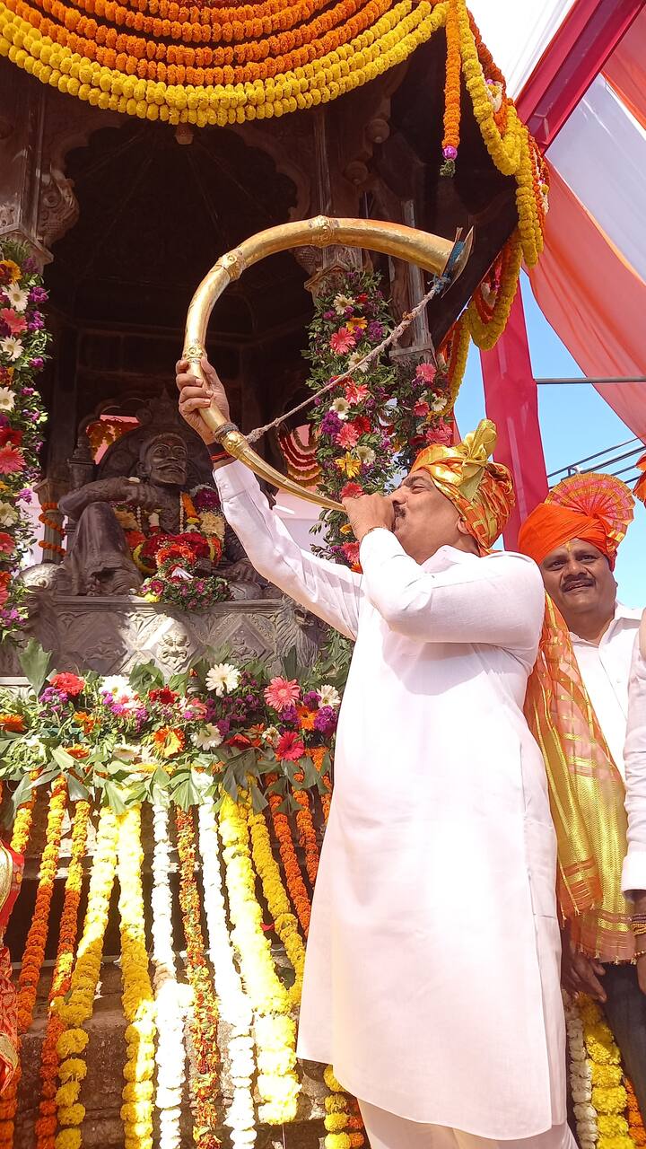 Sharad Pawar ncp group launches tutari party symbol at Raigad ...