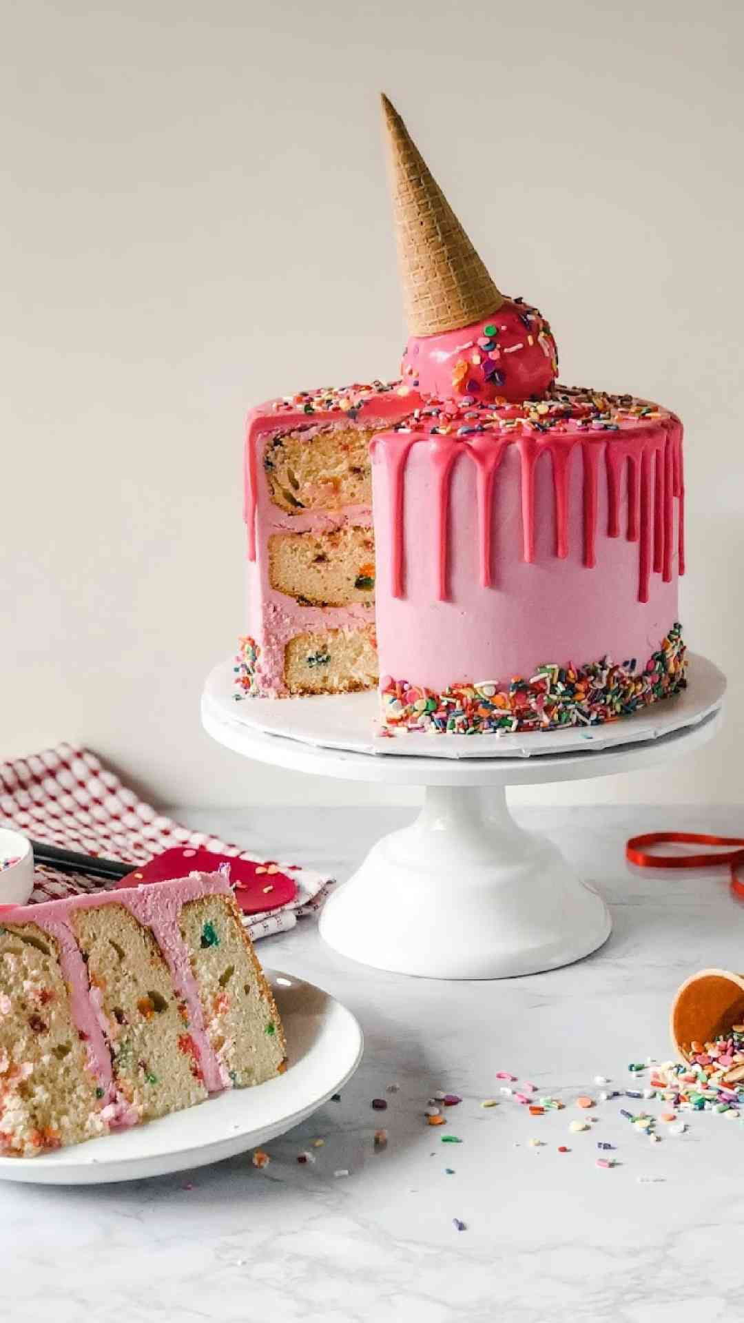 First Cake : जगात सर्वात आधी केक कुठे बनला होता