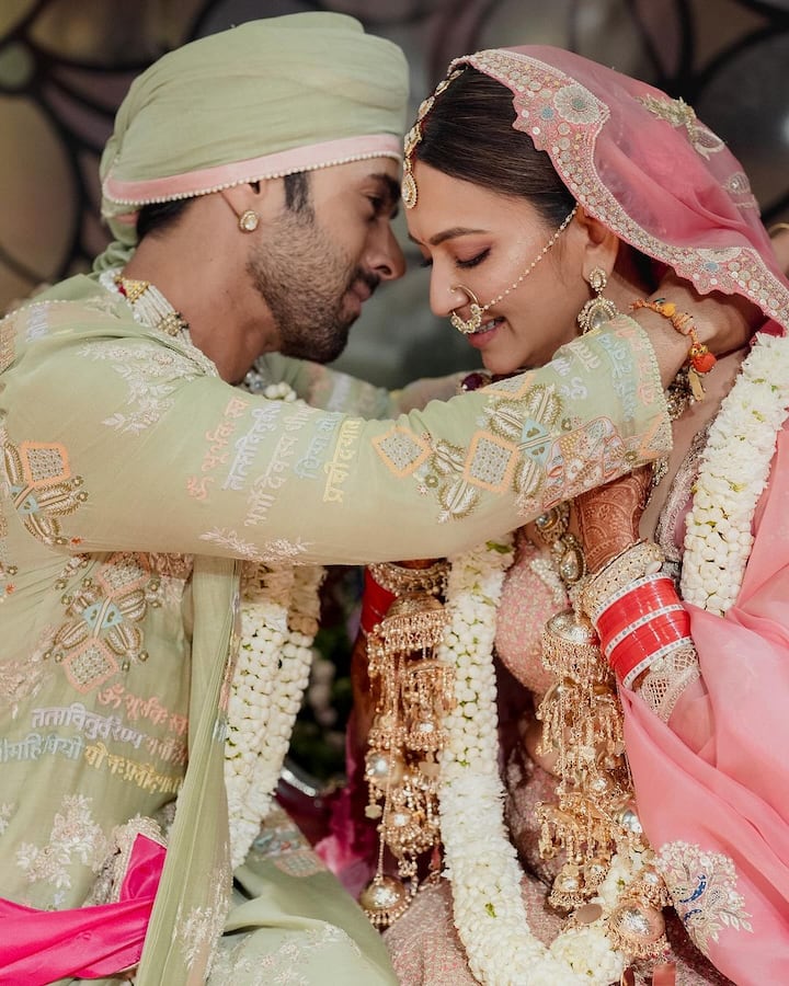 Pulkit Samrat And Kriti Kharbanda's First Photos As Husband & Wife - SEE