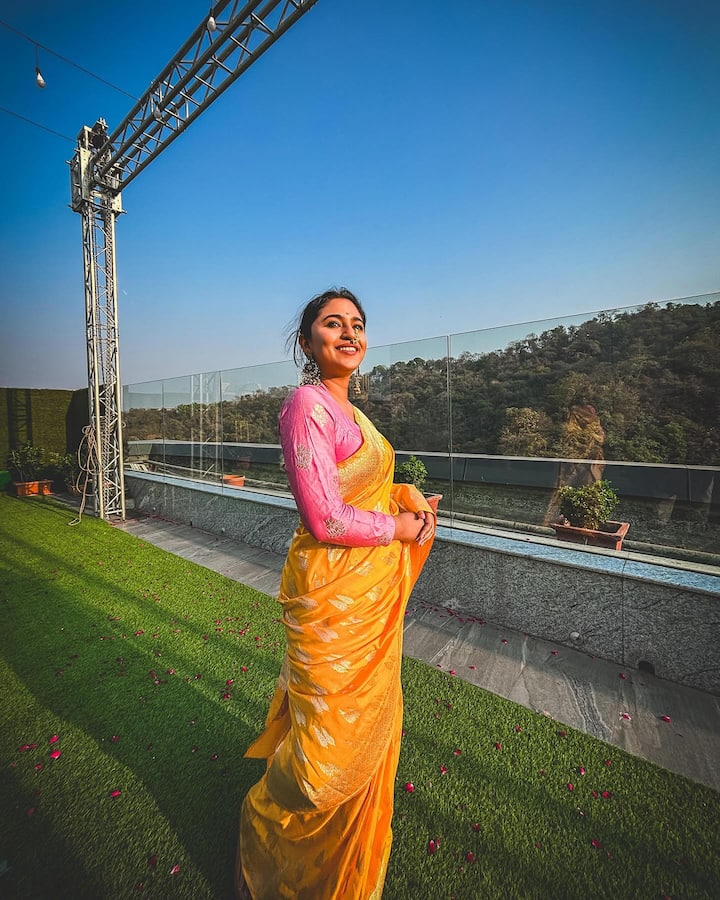 mrunmayee deshpande shared new look in marathi getup see her latest ...
