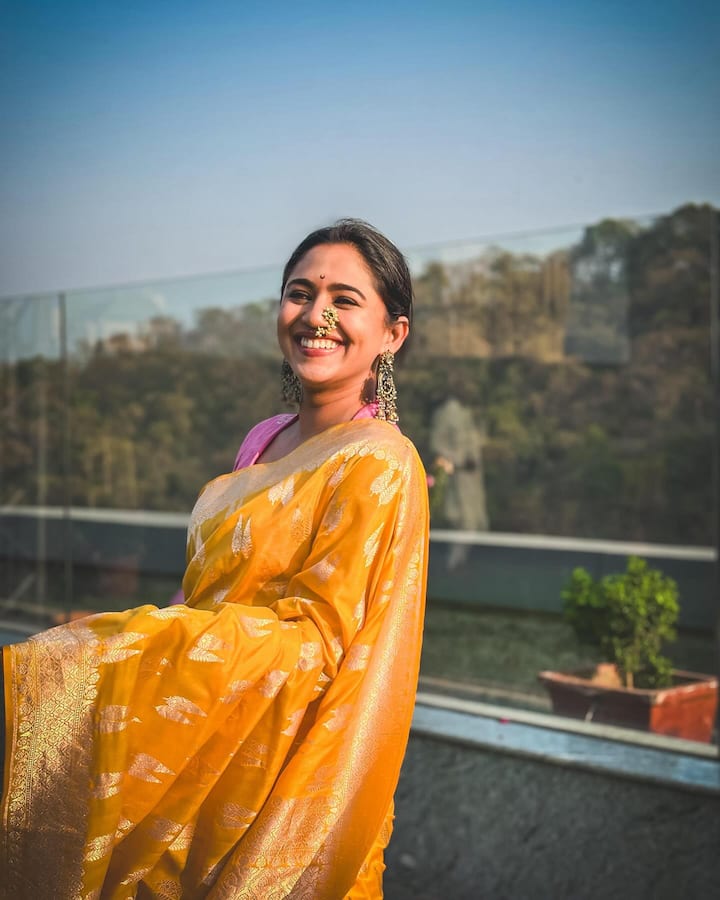 mrunmayee deshpande shared new look in marathi getup see her latest ...