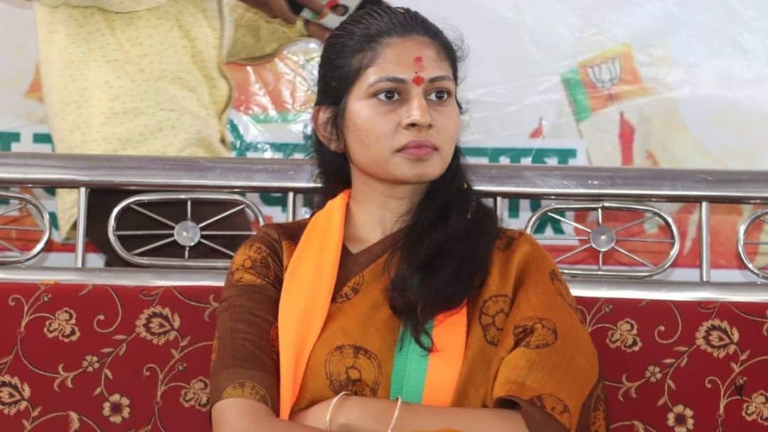 Raksha Khadse : रक्षा खडसेंना तिसऱ्यांदा रावेरमधून उमेदवारी, तब्बल 200 पदाधिकाऱ्यांनी एकामागे एक ...