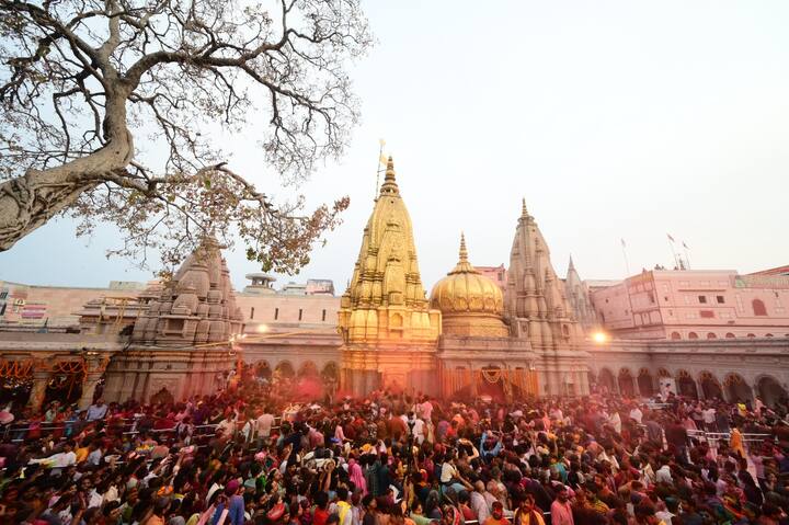 Baba Kashi Vishwanath celebrated Gauna Shiva devotees played Holi ann ...