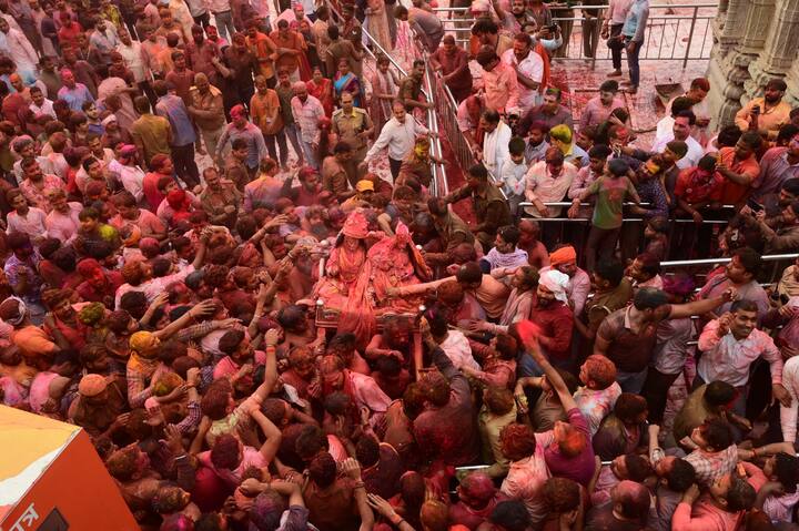 Baba Kashi Vishwanath celebrated Gauna Shiva devotees played Holi ann ...