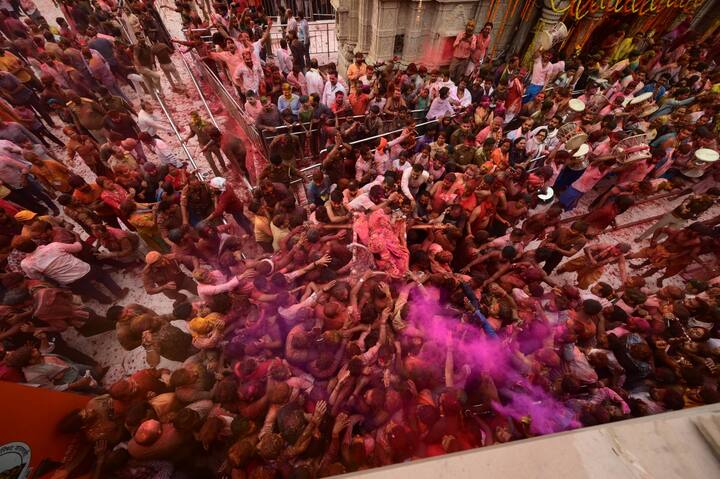 Baba Kashi Vishwanath celebrated Gauna Shiva devotees played Holi ann ...