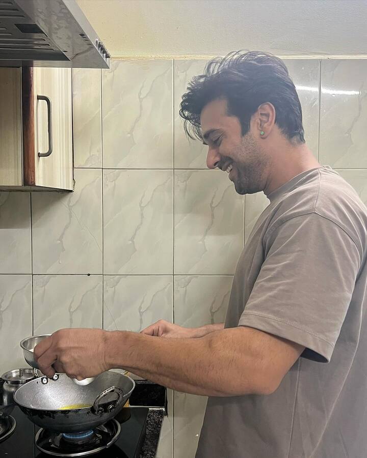 Photos Of Pulkit Samrat Making Halwa For Kriti Kharbanda's Family In ...