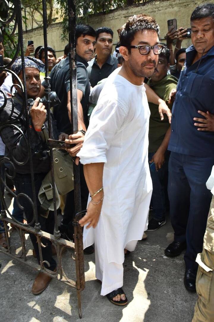 Aamir Khan, His Sons Junaid, Azad Distribute Sweets To Paparazzi On Eid - See Pics