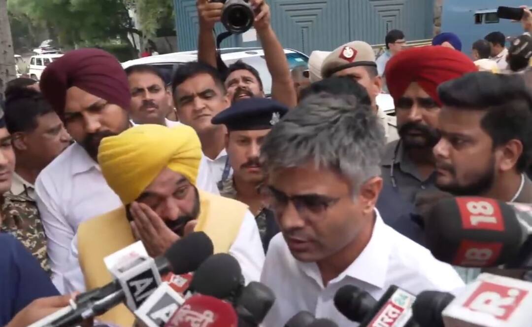 punjab cm bhagwant mann meets arvind kejriwal in tihar jail | Bhagwant Mann Meets Arvind ...