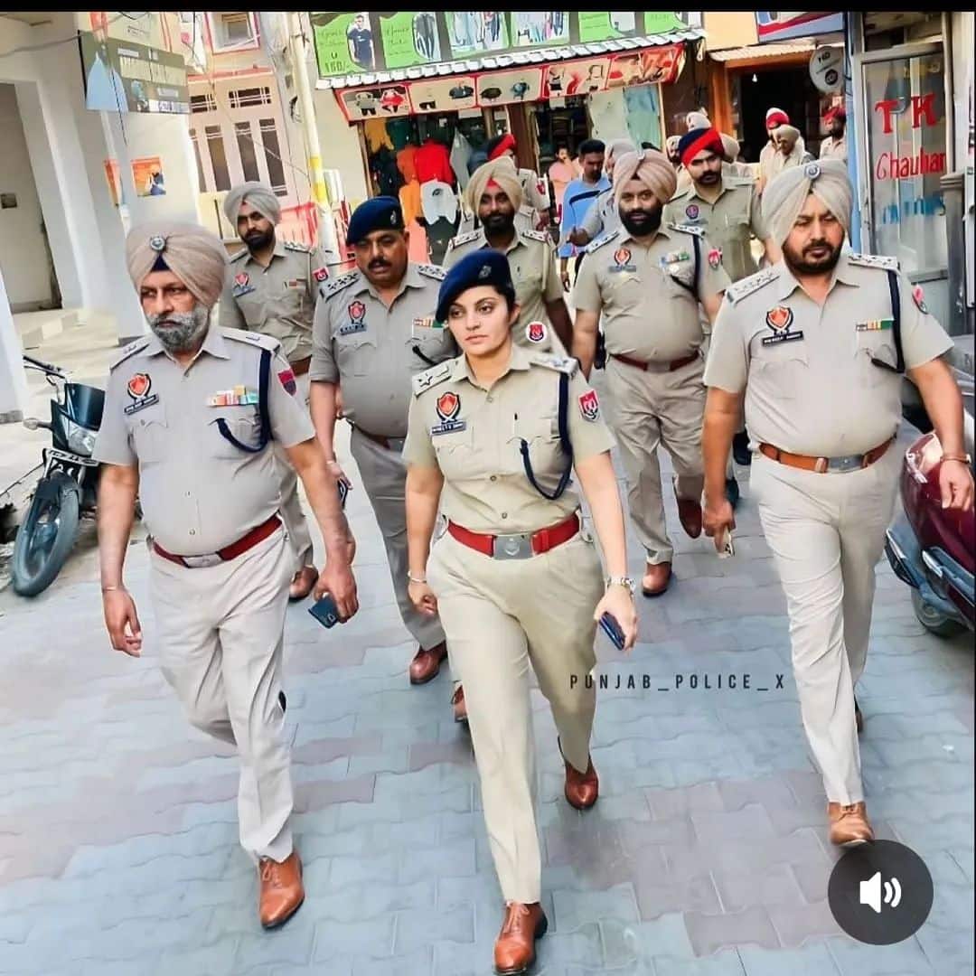 पुलिस की ड्रेस में रस्सी क्यों लगी होती है