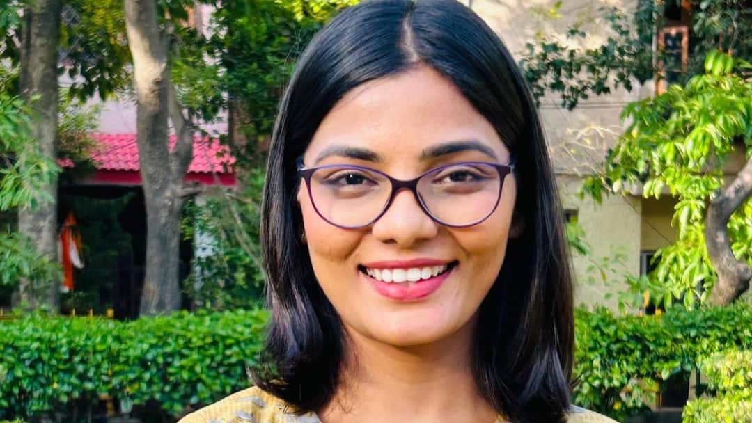 Bhojpuri Singer Neha Singh Rathore congratulated Manish Sisodia on his ...