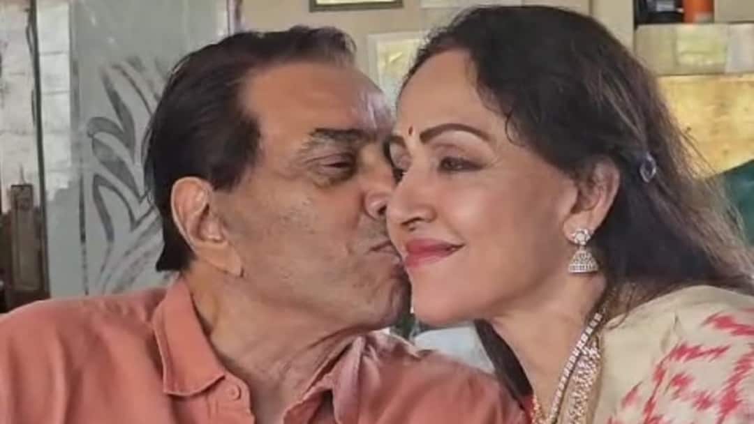 Dharmendra Kisses Hema Malini 44th Wedding Anniversary Celebration Esha Deol Joins Them Pics