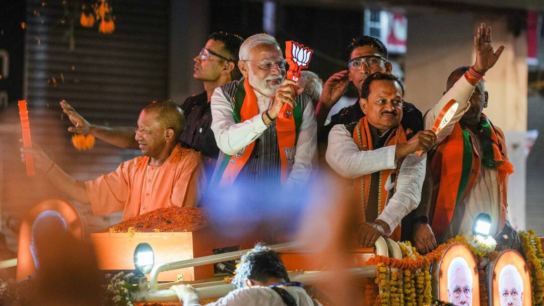 Lok Sabha Elections 2024 PM Narendra Modi Roadshow Kanpur CM Yogi Adityanath and Ramesh Awasthi ...