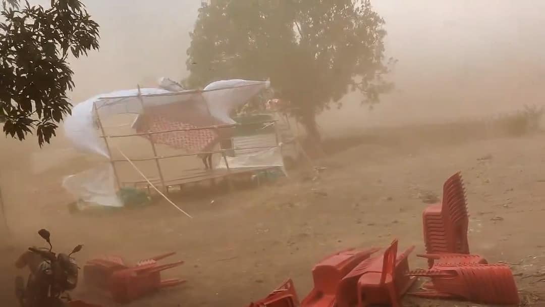 Heavy rain with gale in Thane Dombivli Badlapur wind speed 107 kmph ...