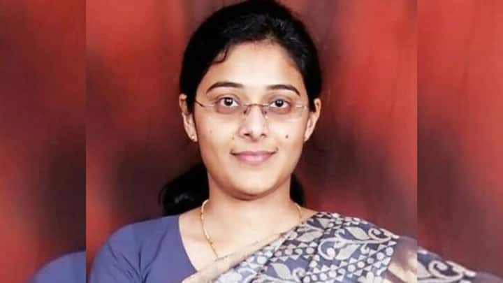 Success Story IAS Surabhi Gautam once mocked for English cracks UPSC at 21 years Inspirational ...